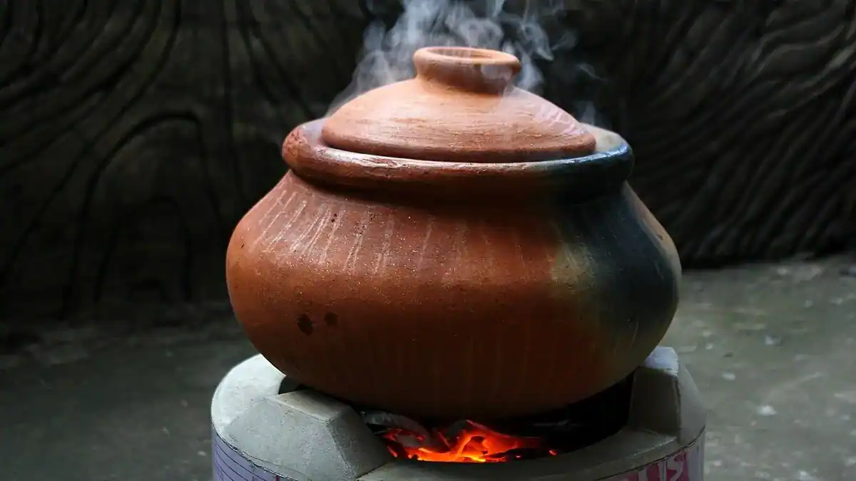 Clay Pots and Food Safety: What to Know - FoodManifest